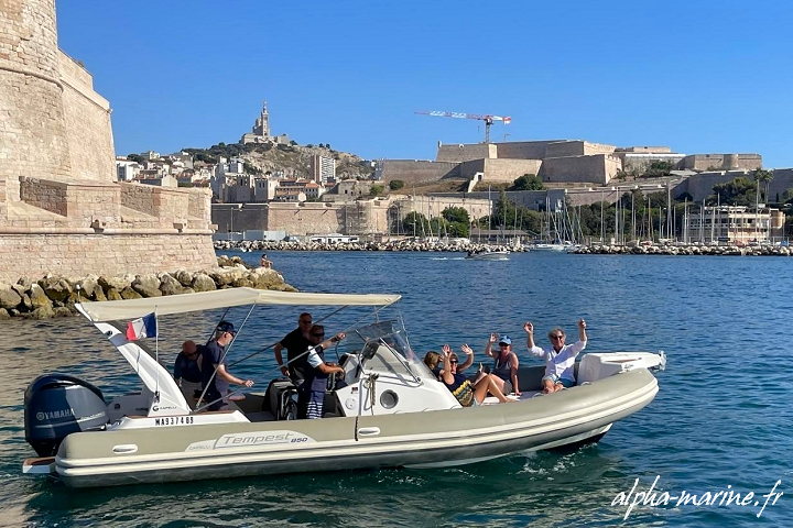 Excursions bateau Marseille. Archipel Calanques Frioul coucher soleil îles